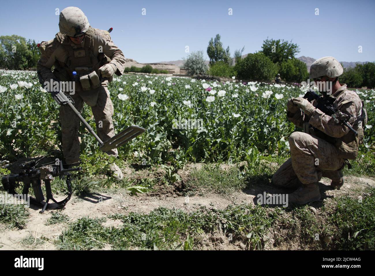 U.S. Marines with Weapons Company, 1st Battalion, 8th Marines (1/8 ...