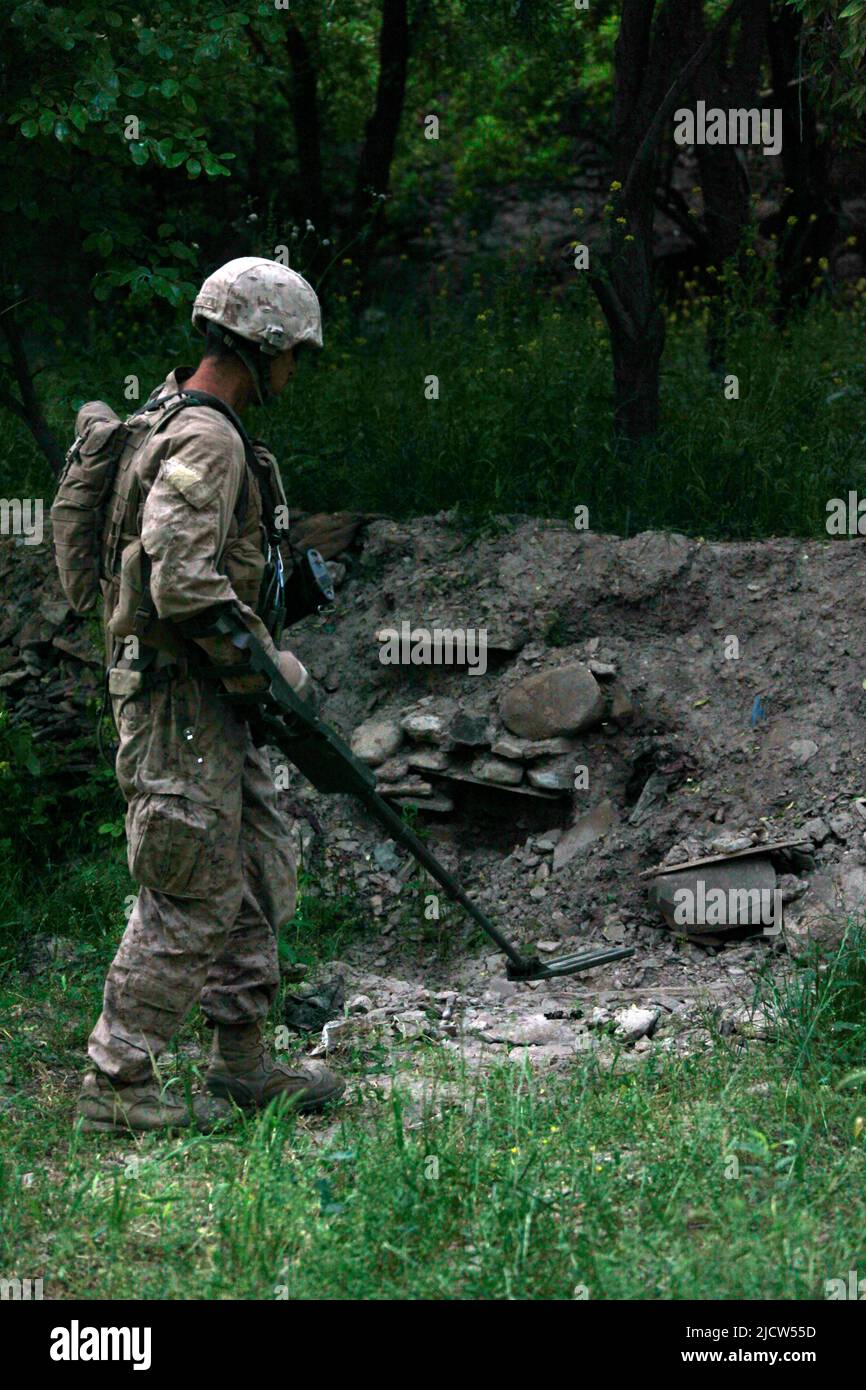 Children using metal detector hi-res stock photography and images - Alamy