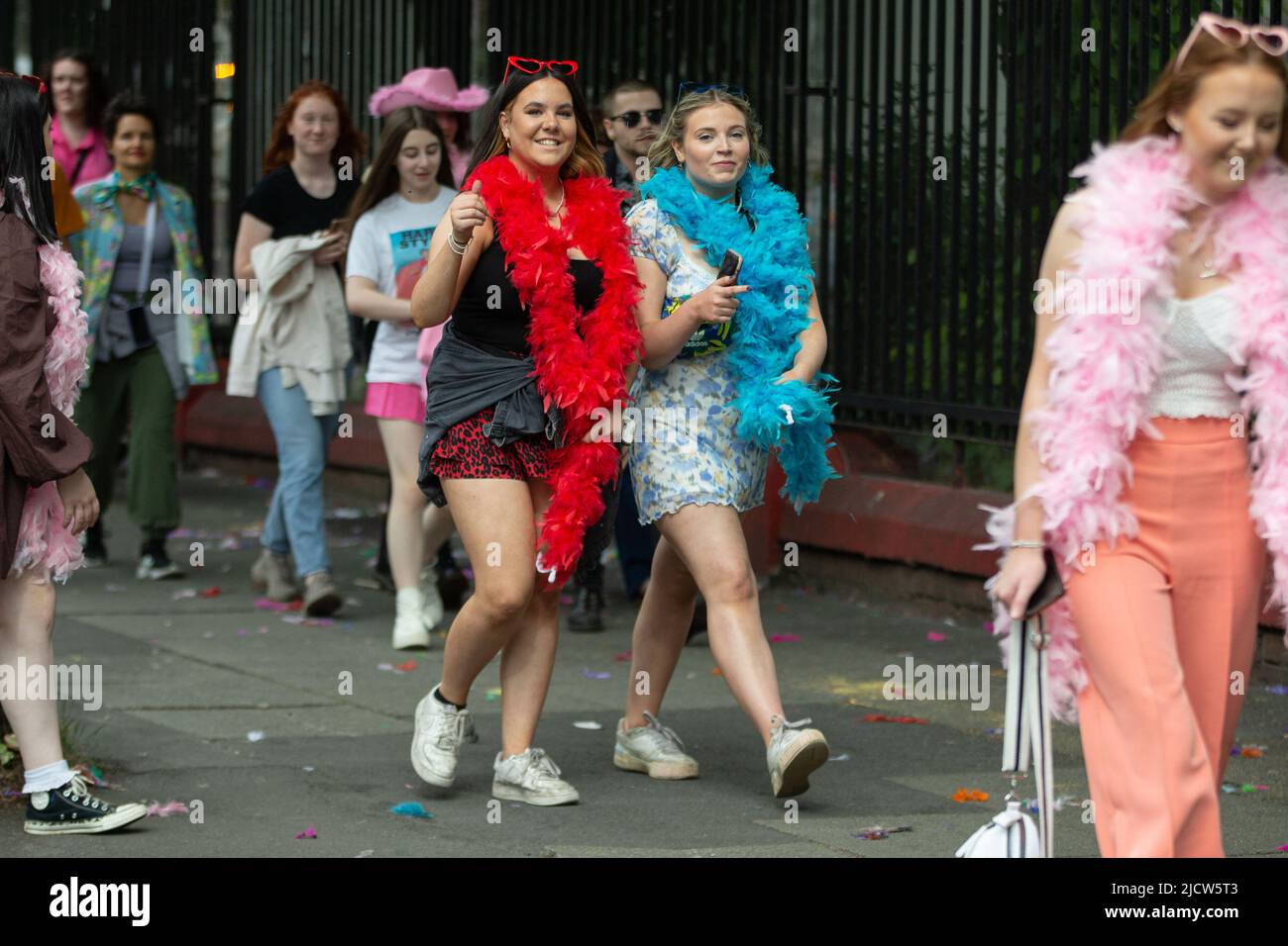 Manchester, UK. 15th May, 2022. Harry Style fans walking to where the ...