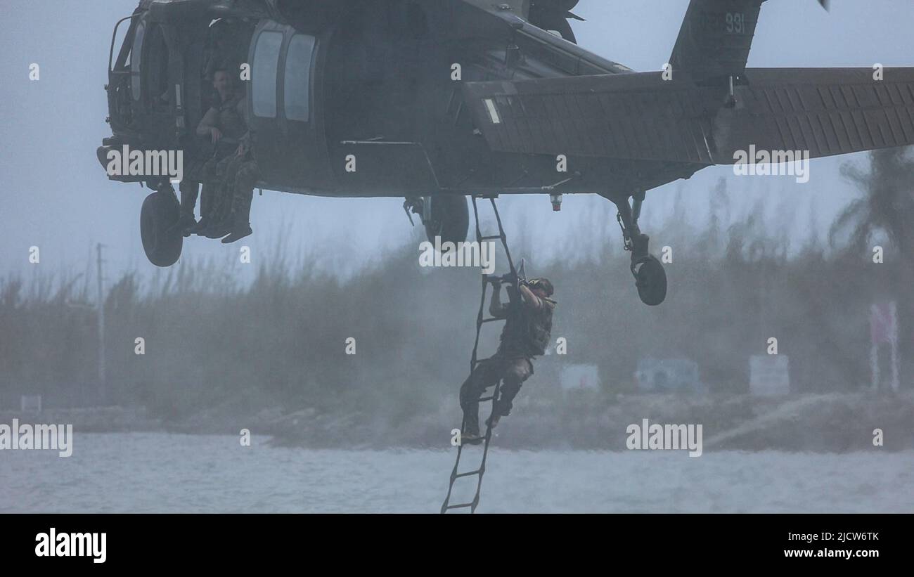 A Green Beret with 2nd Battalion, 10th Special Forces Group (Airborne ...