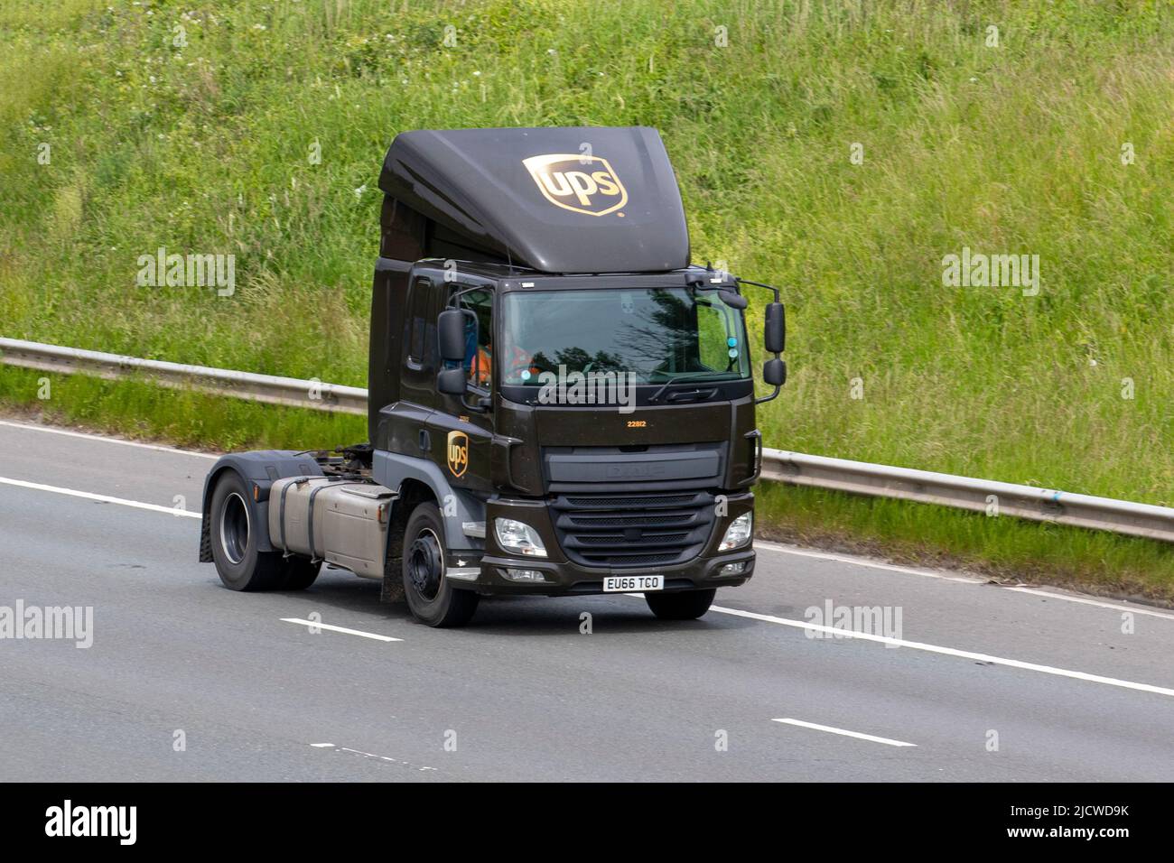 UPS DAF Trucks, 400 FT brown tractor unit 10837cc Diesel lorry; driving ...