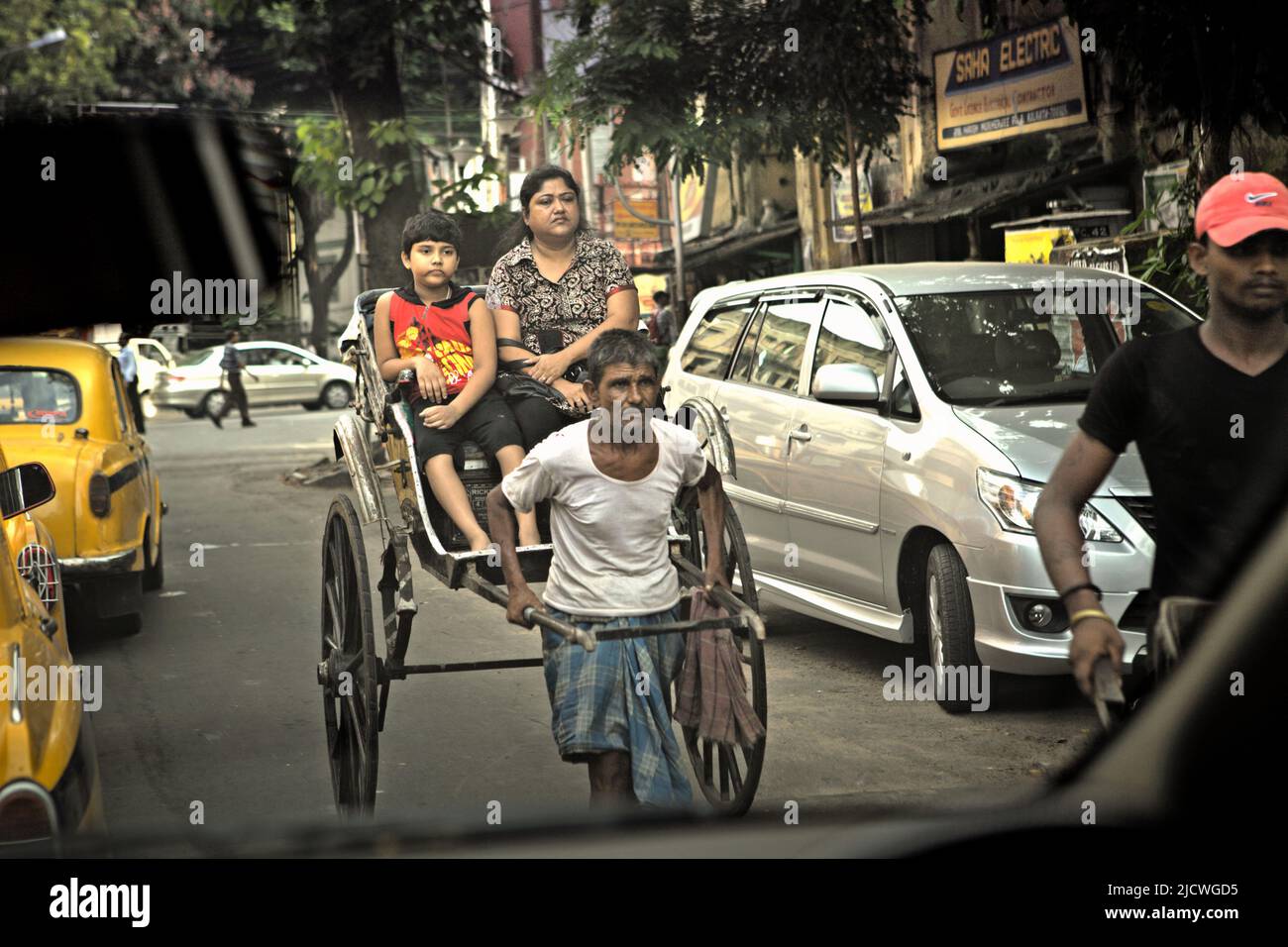 Hand pulled rickshaw kolkata hi-res stock photography and images - Alamy