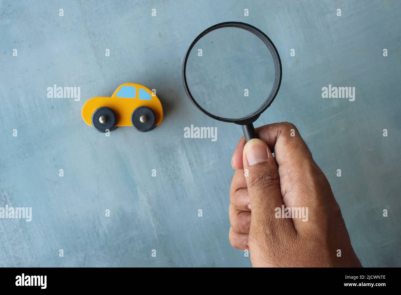 Magnifying glass and car hi-res stock photography and images - Alamy