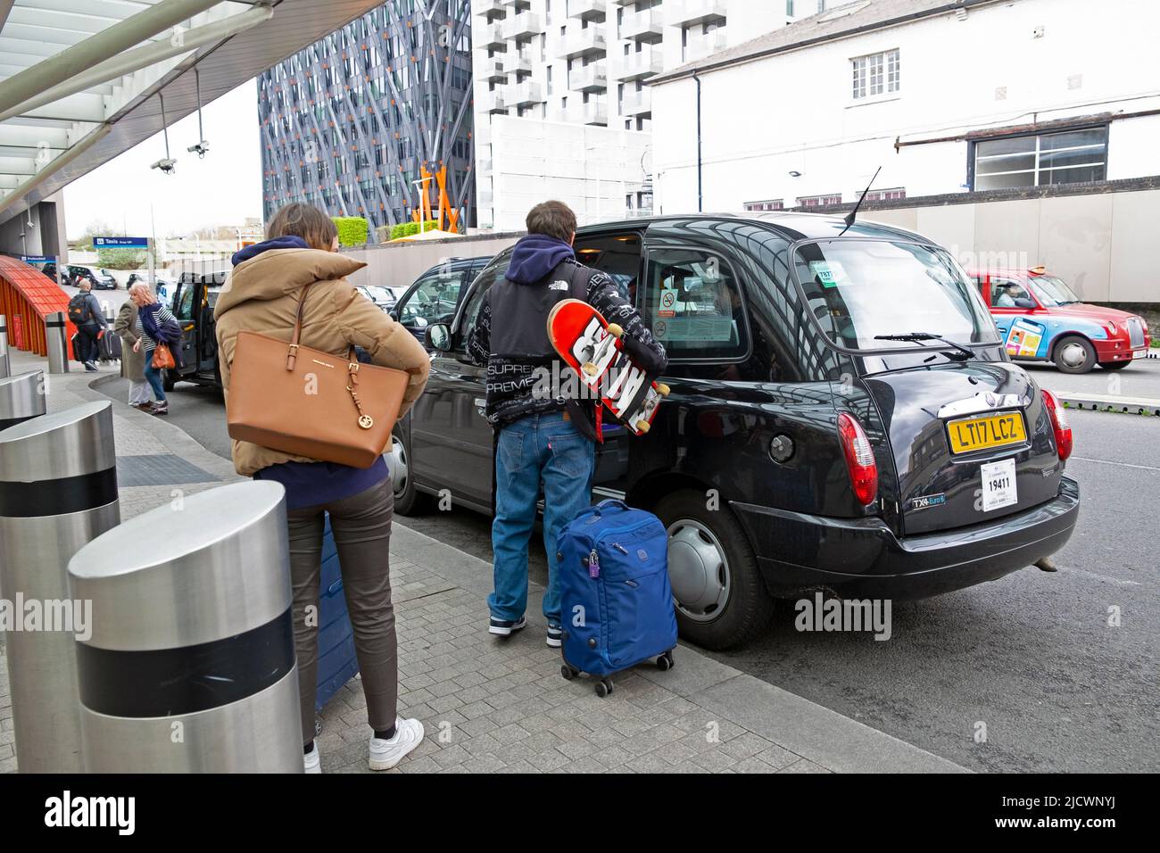 Couple taxi rear view hi-res stock photography and images - Alamy