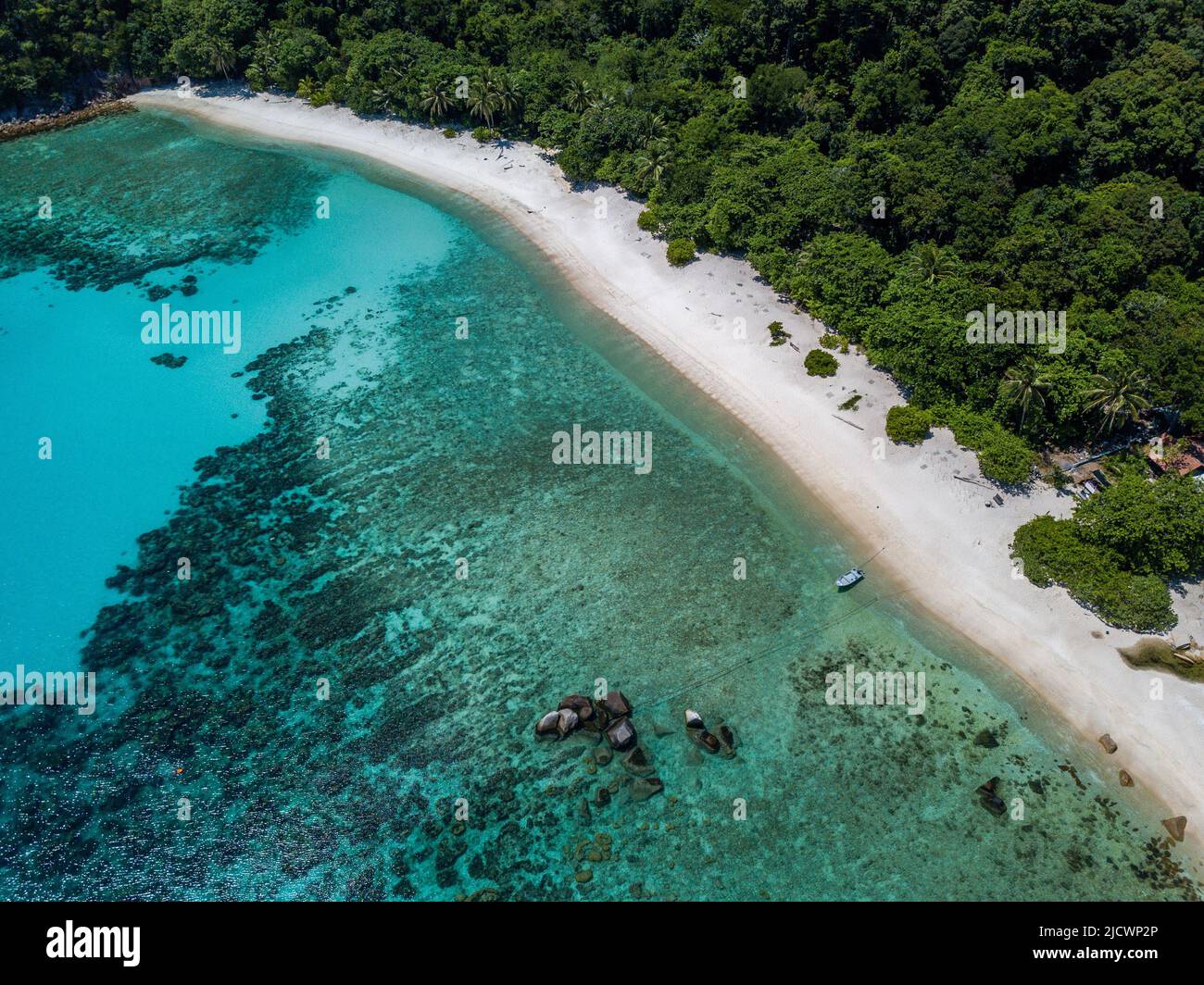 (220616) -- REDANG ISLAND, June 16, 2022 (Xinhua) -- Aerial photo taken ...