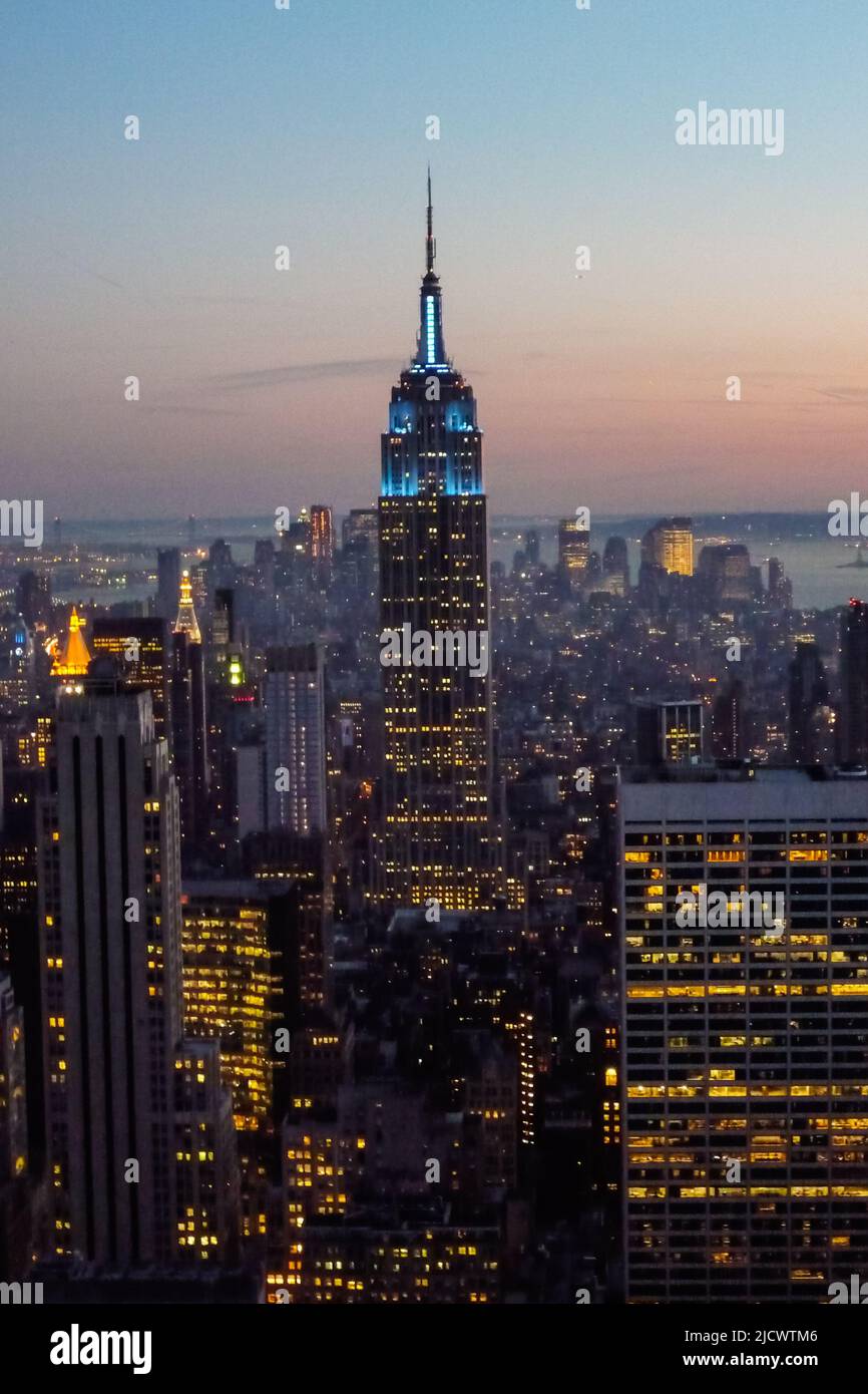 View of Manhattan skyline at sunset from Top of The Rock observation ...