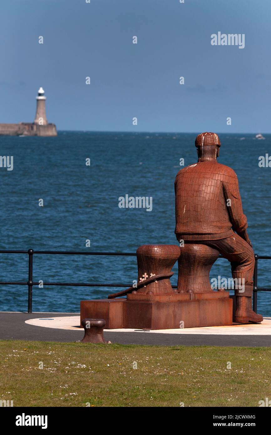 Fiddler's Green - Fisherman Statue - North Shields Stock Photo - Alamy