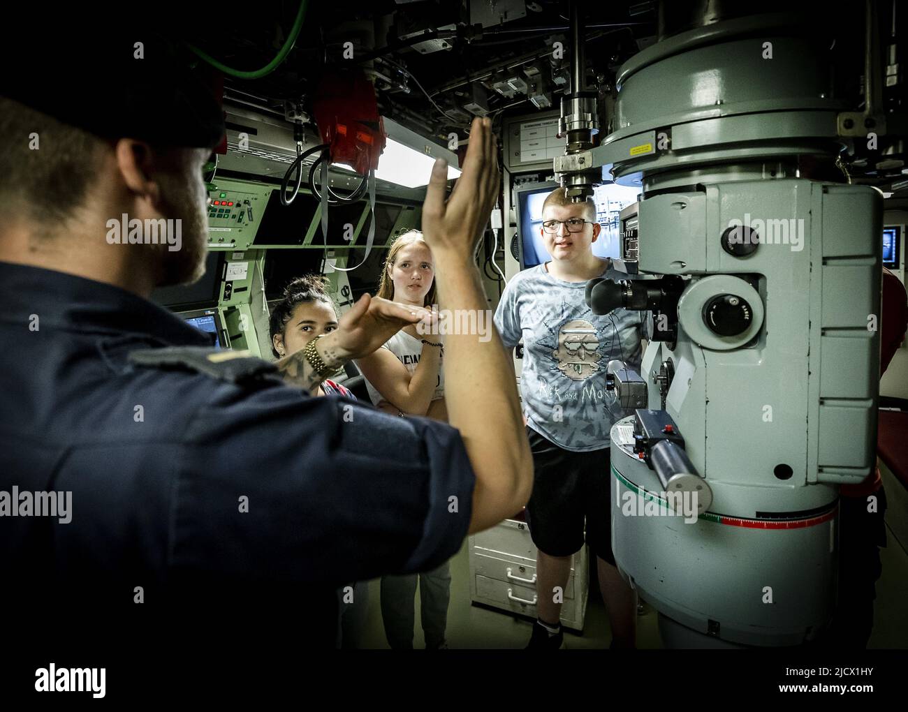2022-06-16 10:56:29 SCHEVENINGEN - Schoolchildren visit the Zr. ms. Sea ...