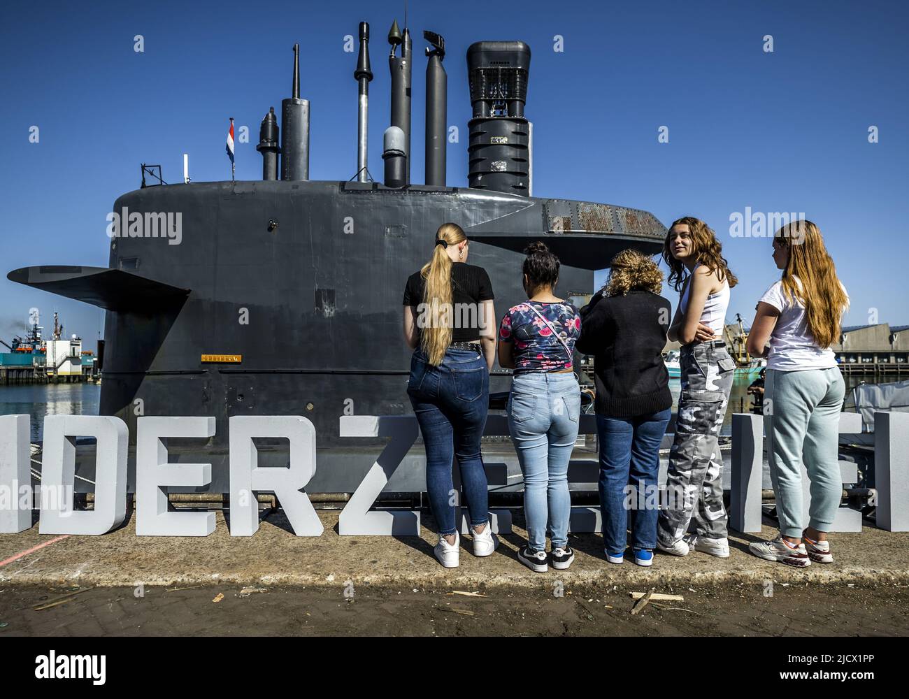 2022-06-16 10:06:45 SCHEVENINGEN - Schoolchildren visit the Zr. ms. Sea ...
