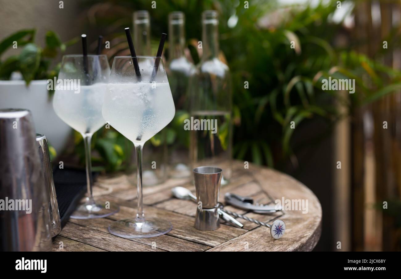Cocktail dry ice bar hi-res stock photography and images - Alamy