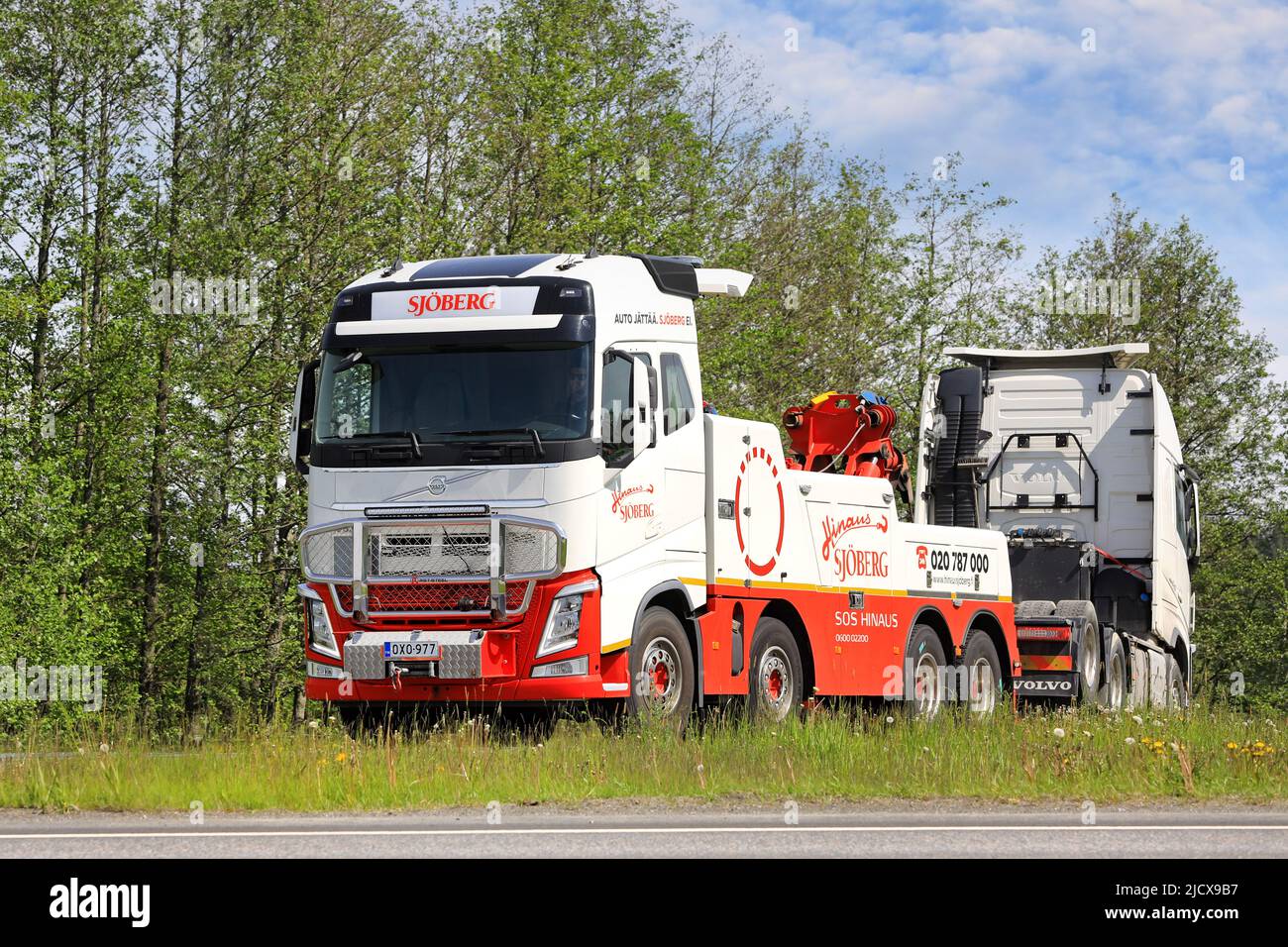 Volvo FH heavy duty recovery vehicle Hinaus Sjöberg Oy towing a semi ...