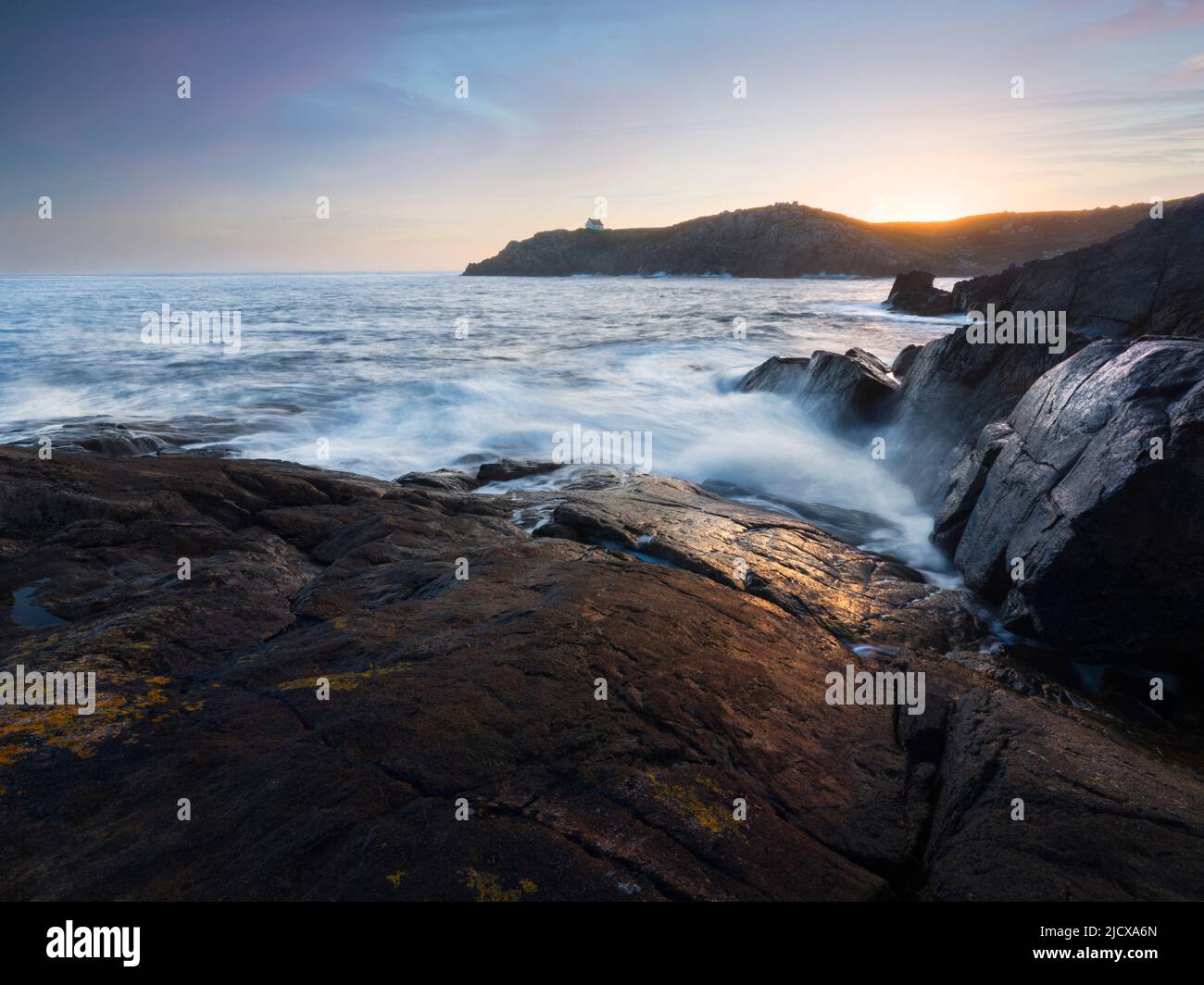 Waves coming over edge hi-res stock photography and images - Alamy
