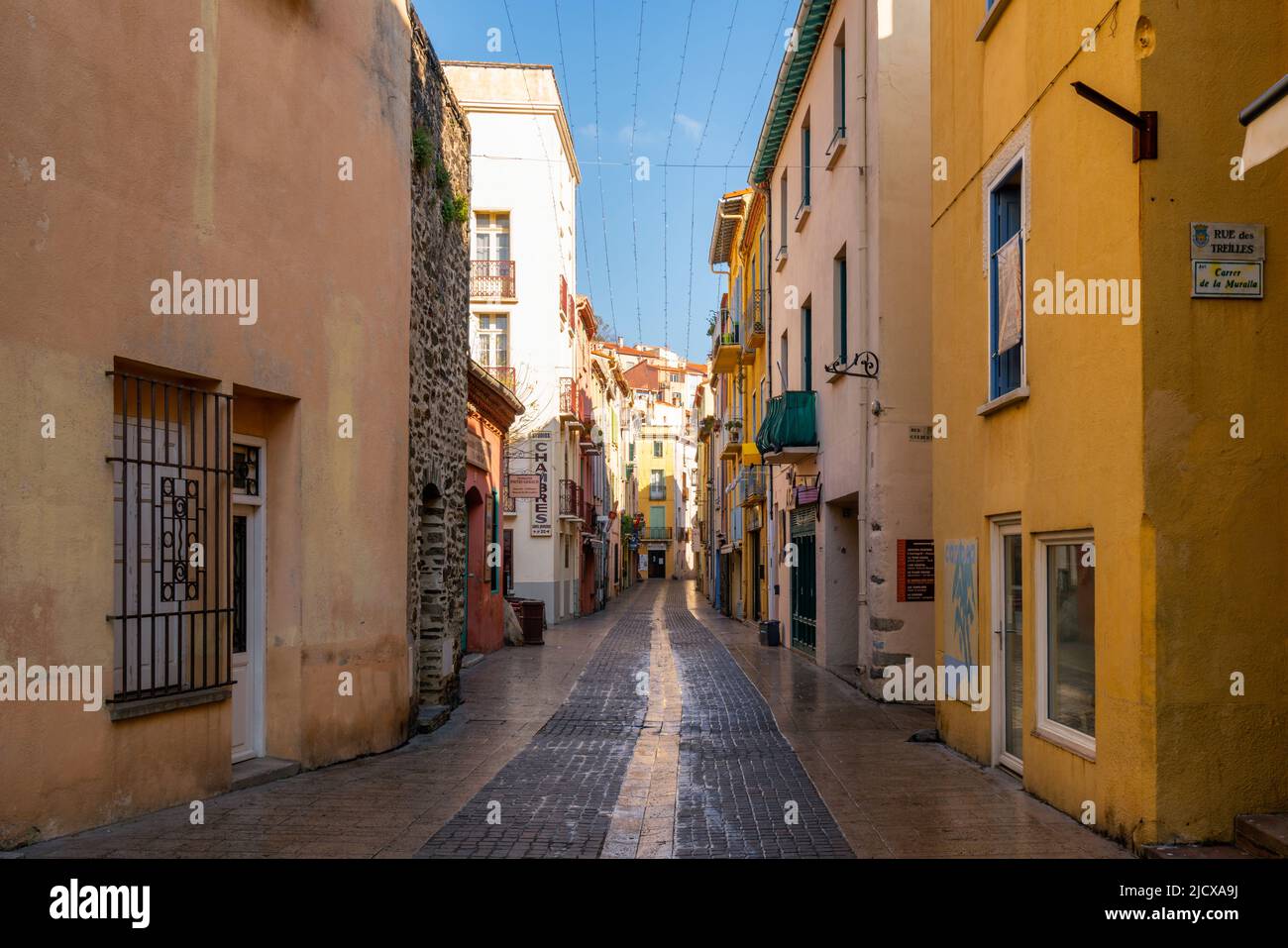 Village street hi-res stock photography and images - Alamy