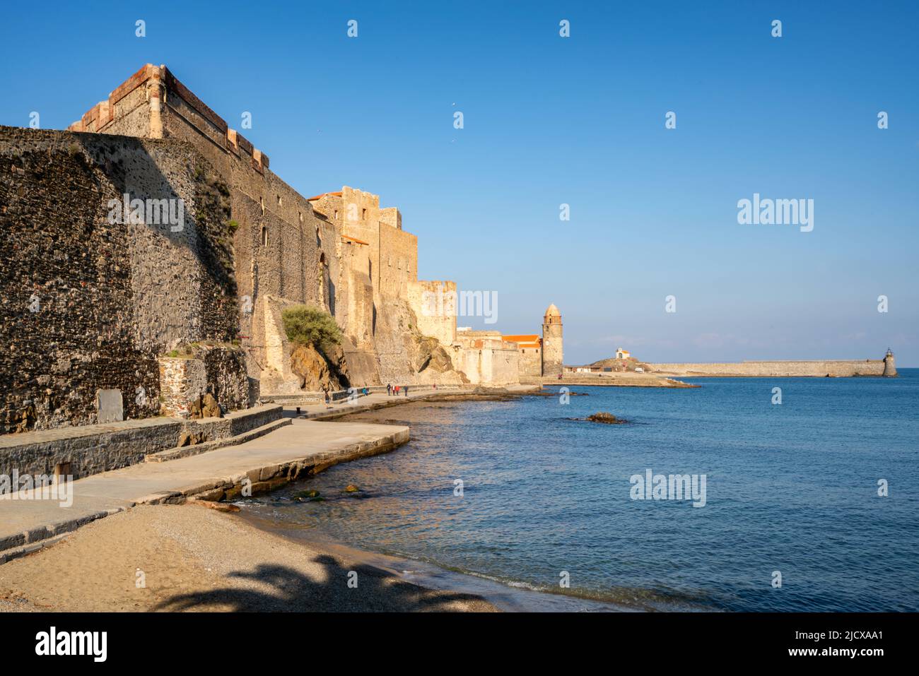 Royal castle of collioure with the colorful village buildings hi-res ...