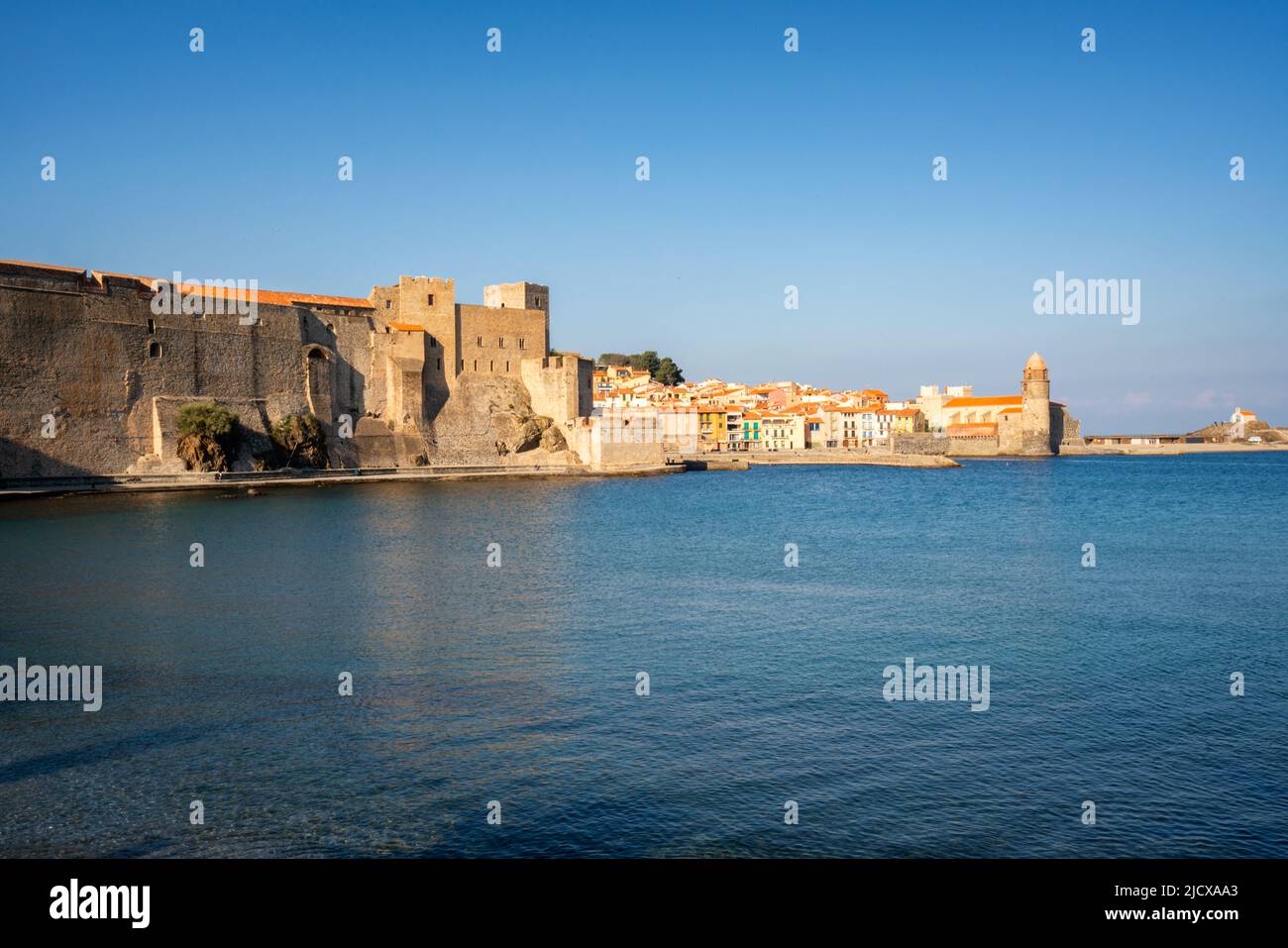 Royal castle of Collioure with the colorful village buildings ...