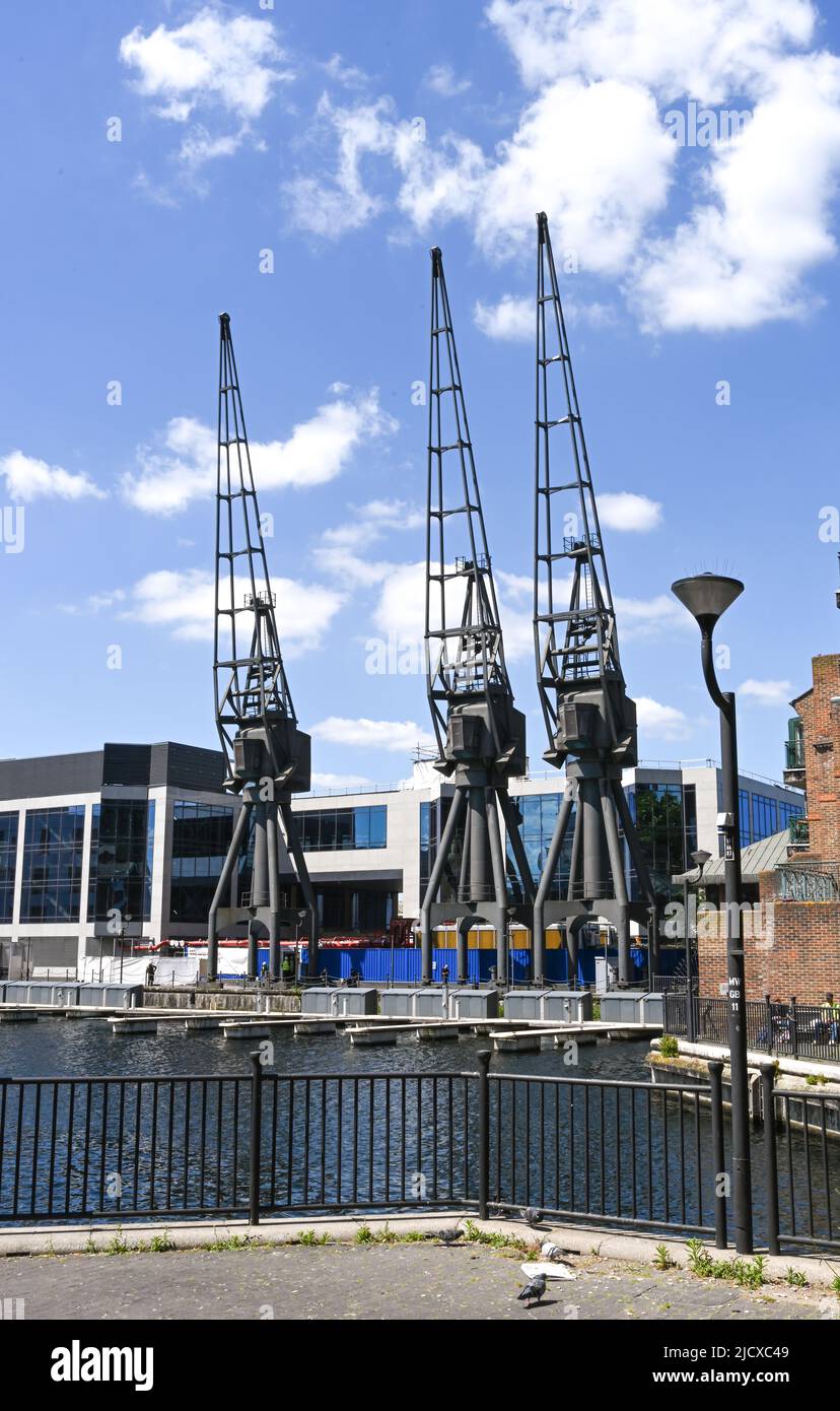 Cranes london docks hi-res stock photography and images - Alamy