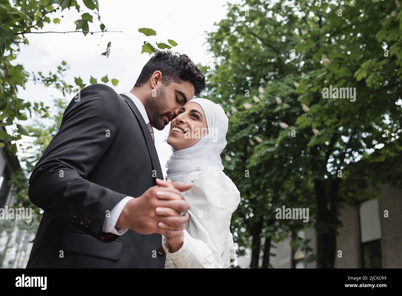 Muslim wedding couple holding hands hi-res stock photography and images ...