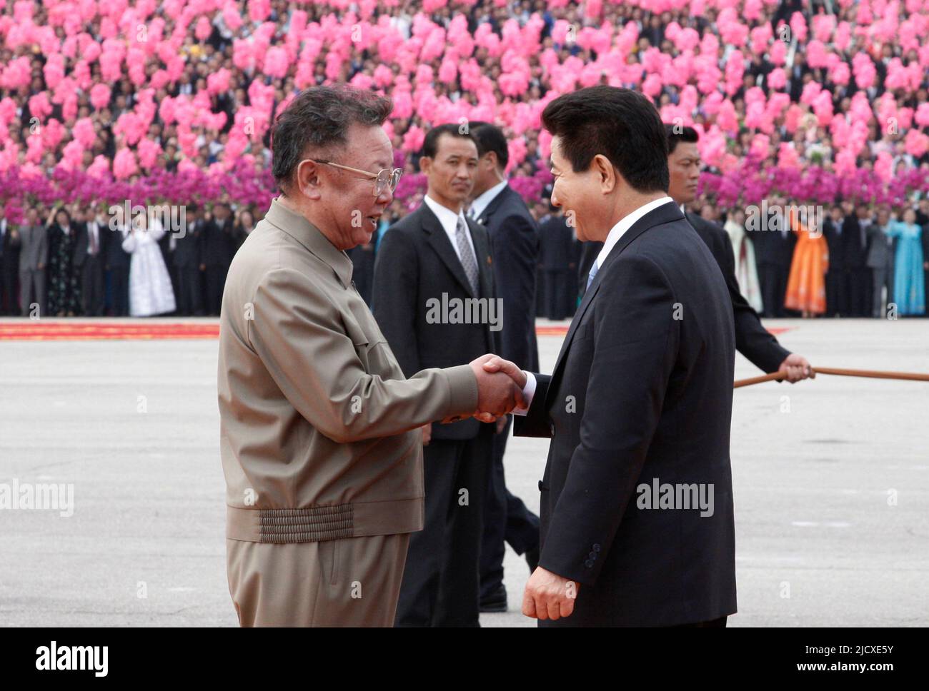 South Korea's President Roh Moo-hyun (R) and North Korean leader Kim ...