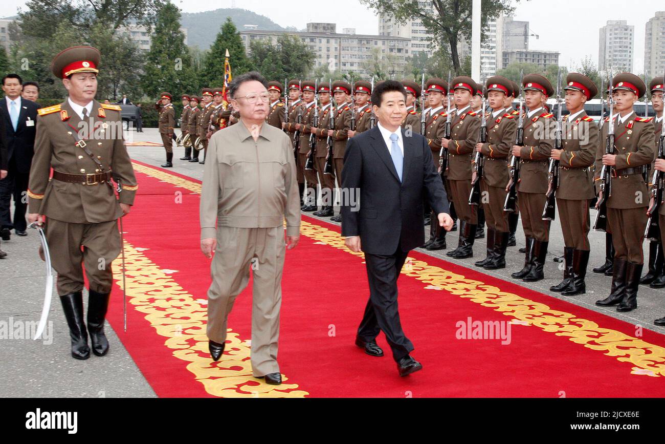South Korea's President Roh Moo-hyun (R) and North Korea's leader Kim ...