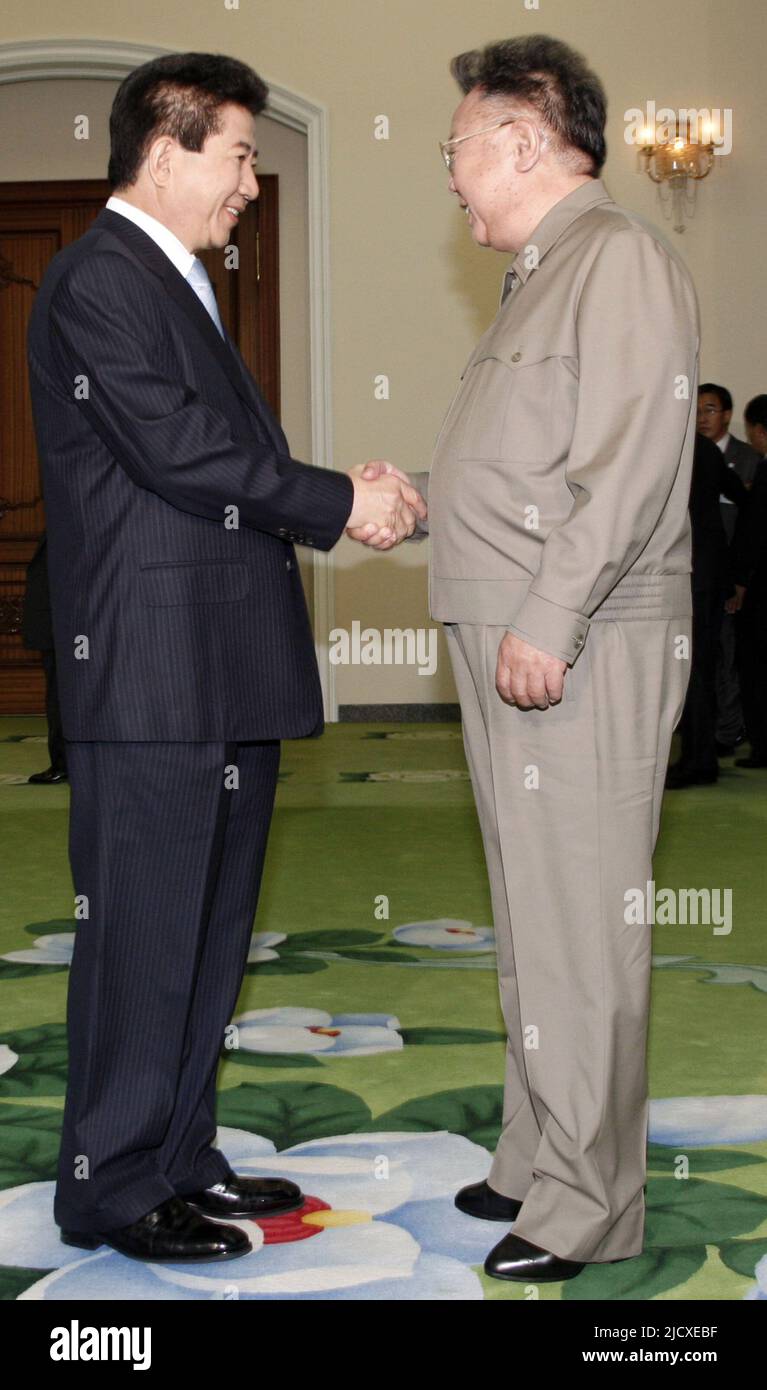 South Korean President Roh Moo-Hyun and North Korean President Kim Jong ...