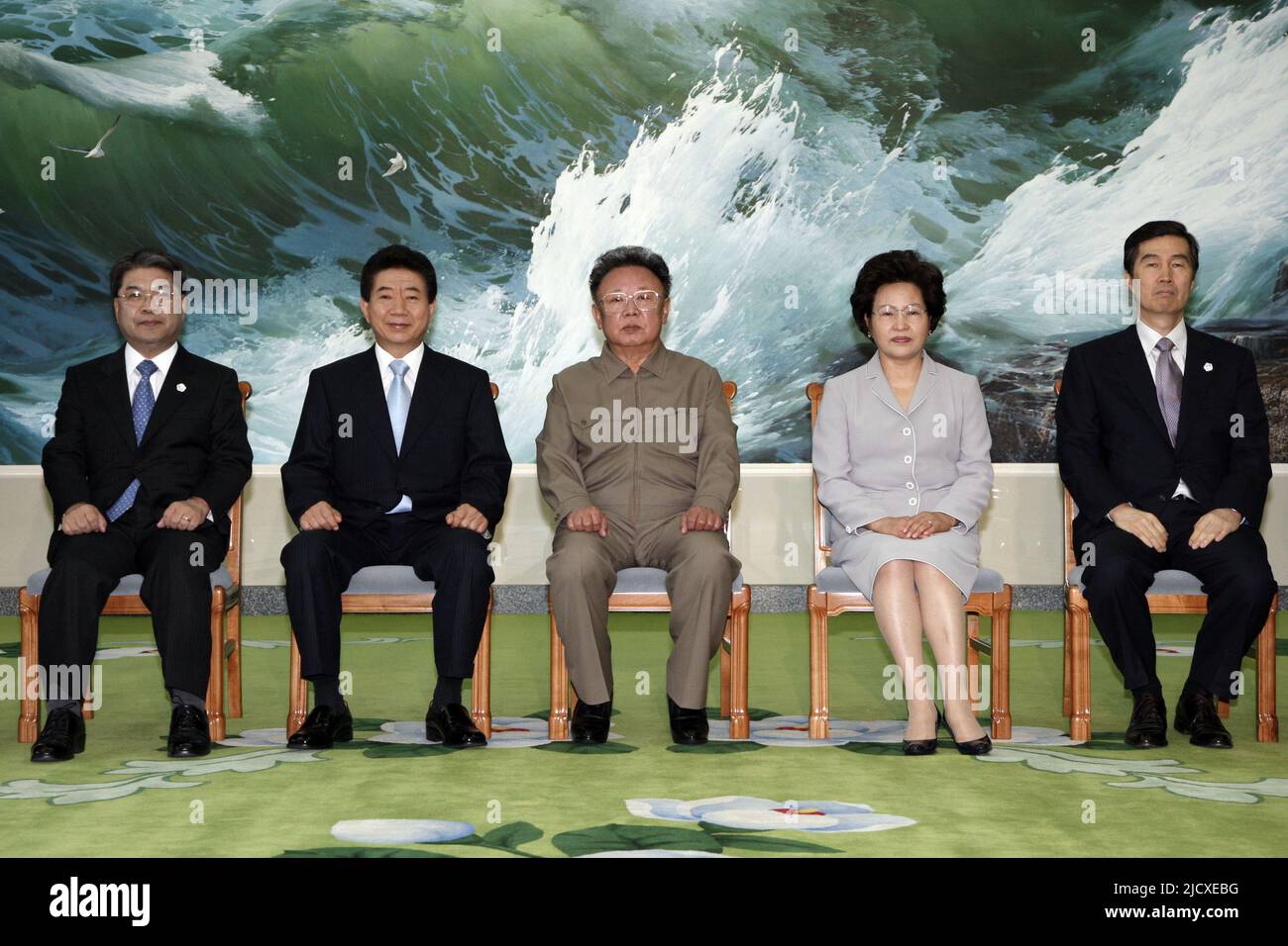 South Korean President Roh Moo-Hyun and North Korean President Kim Jong ...