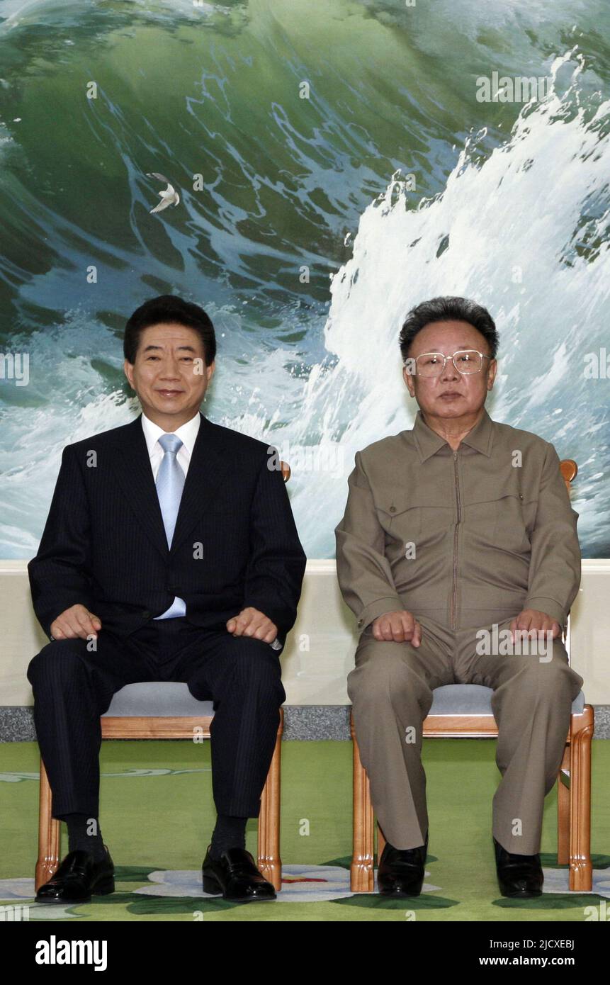 South Korean President Roh Moo-Hyun and North Korean President Kim Jong ...