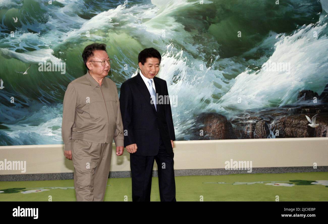 South Korean President Roh Moo-Hyun and North Korean President Kim Jong ...