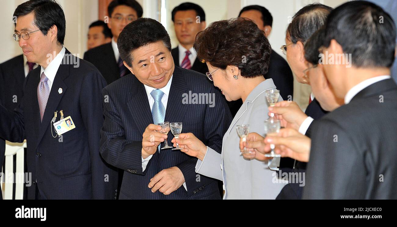 South Korean President Roh Moo-hyun and first lady Kwon Yang-Sook toast ...