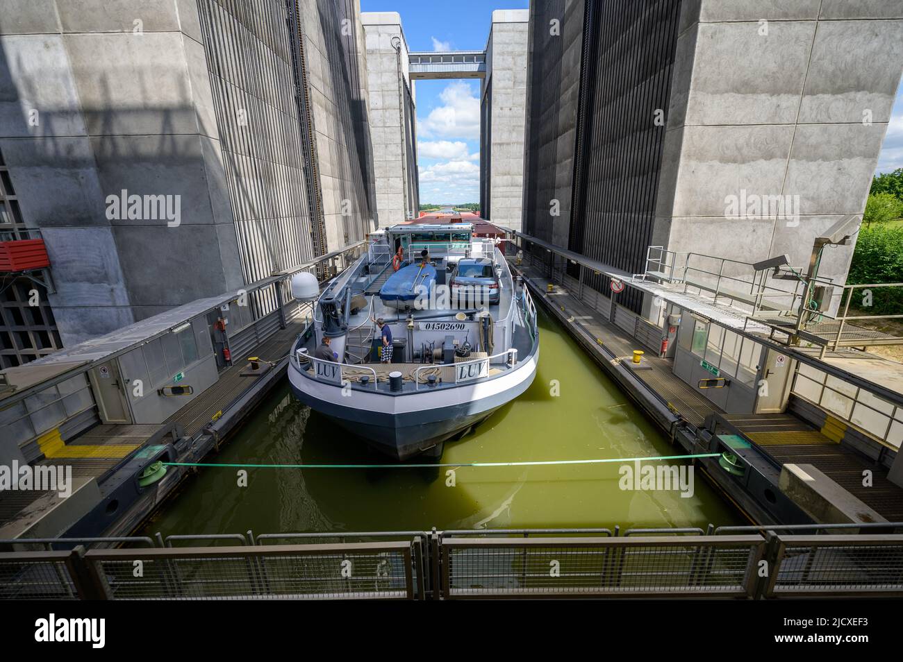 Scharnebeck, Germany. 16th June, 2022. A ship is in the ship lift ...