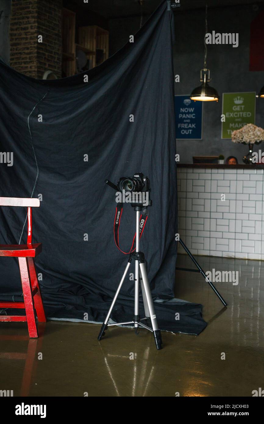 DSLR camera standing alone on a tripod Stock Photo - Alamy