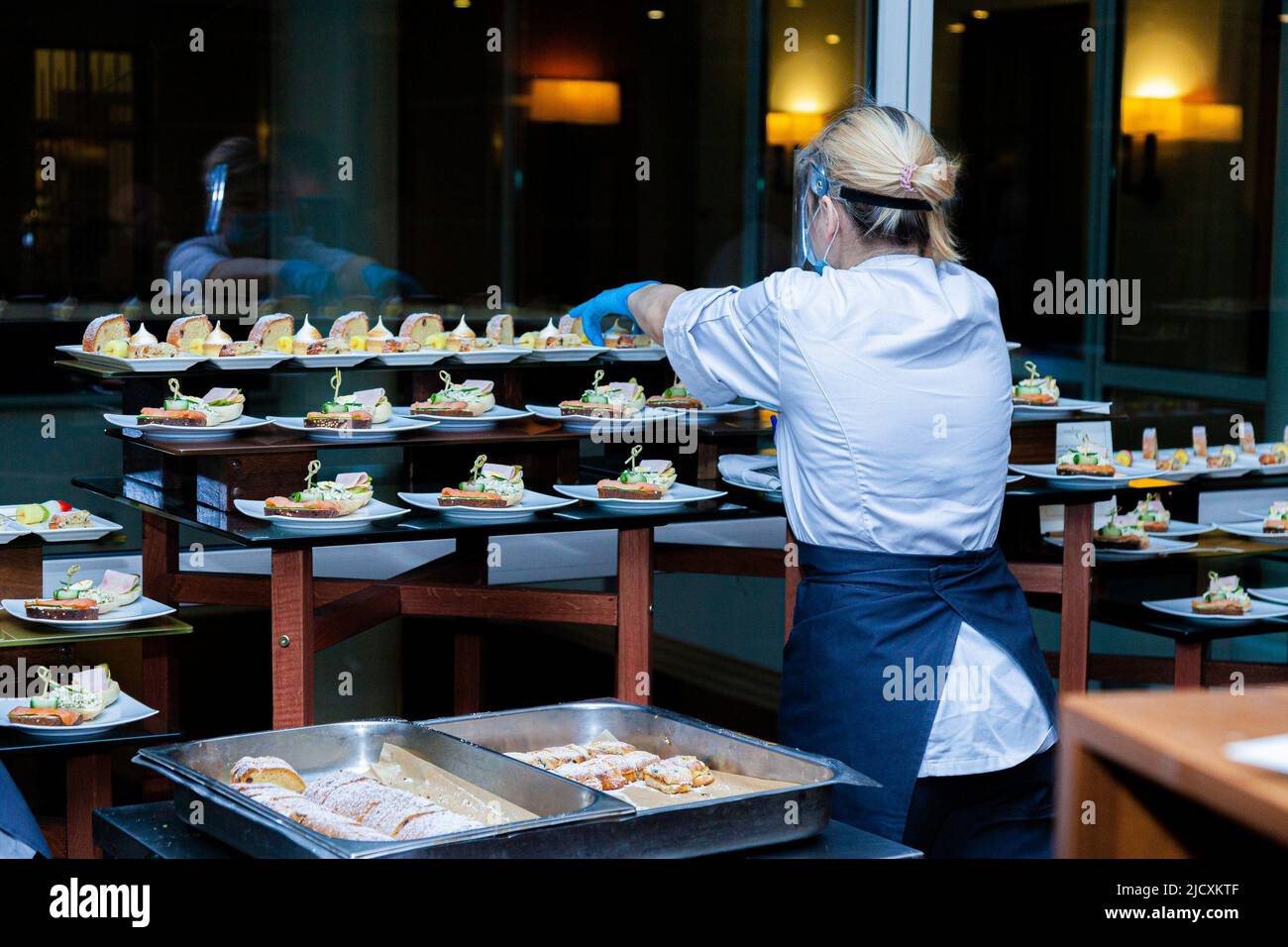 The chef brings food to the buffet table Stock Photo - Alamy