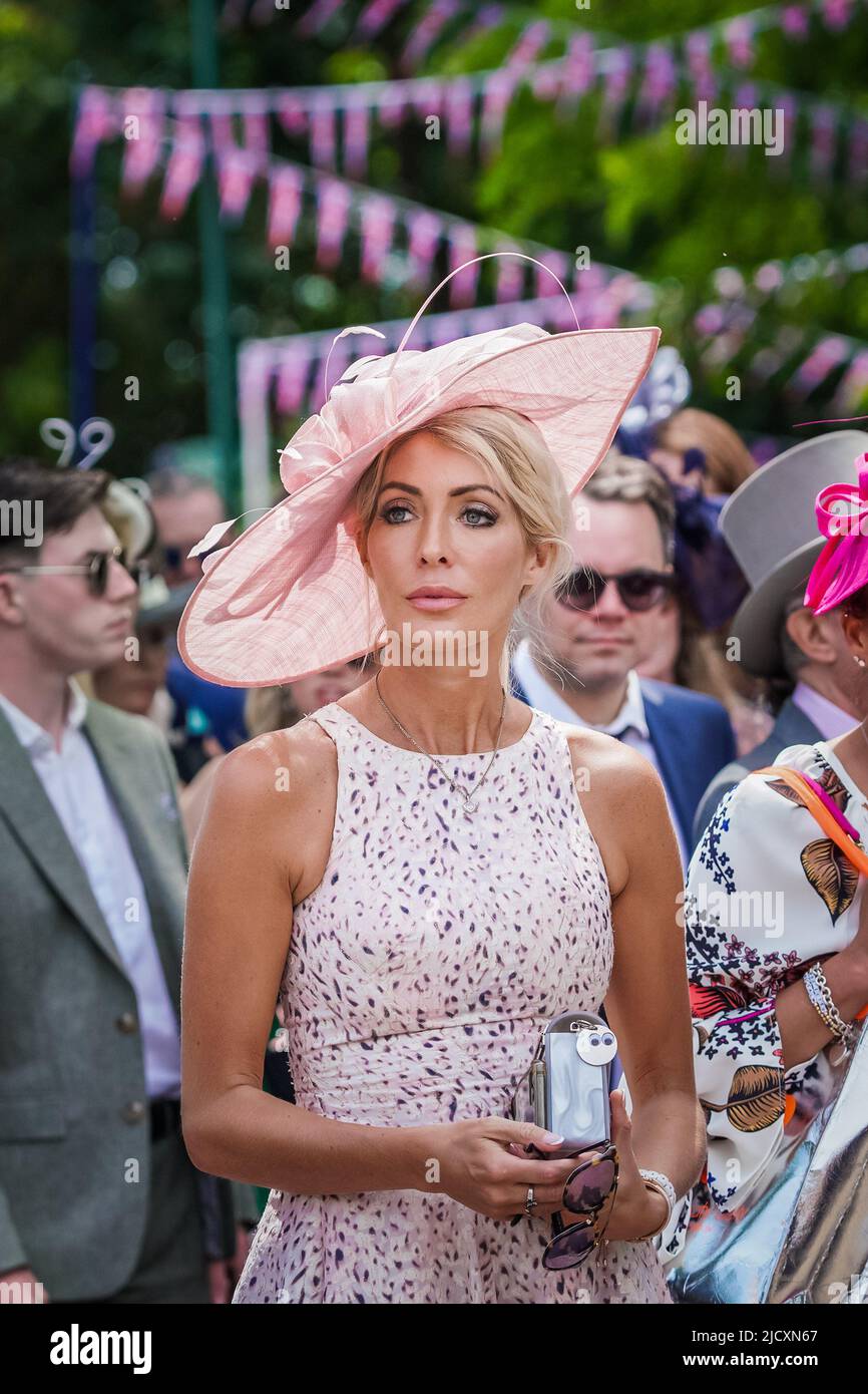 Berkshire, UK. 16th June 2022. Royal Ascot Ladies Day. Thursday Gold ...