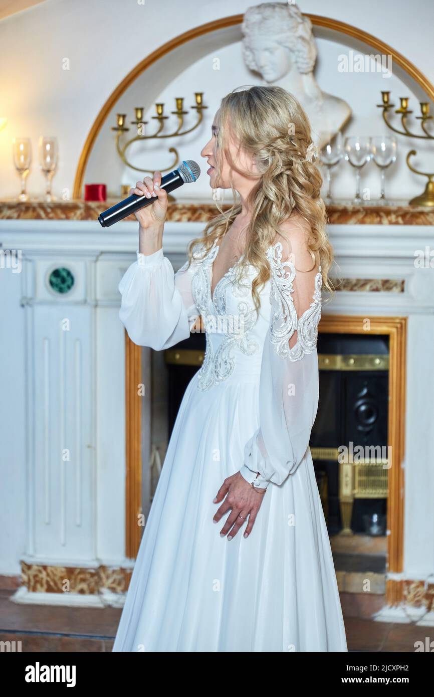 The bride sings a song to the groom during the banquet Stock Photo - Alamy