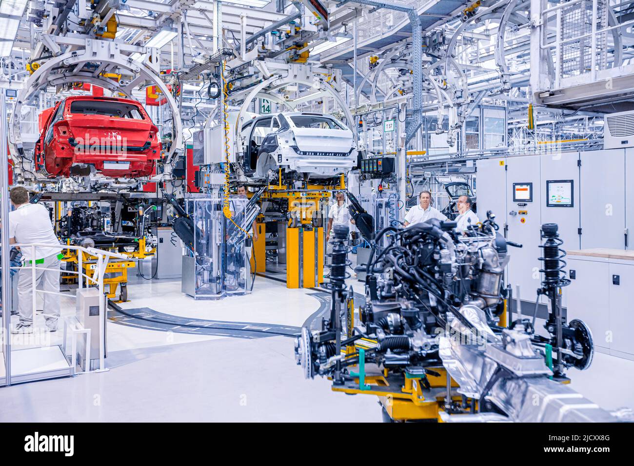 Assembling cars hi-res stock photography and images - Alamy