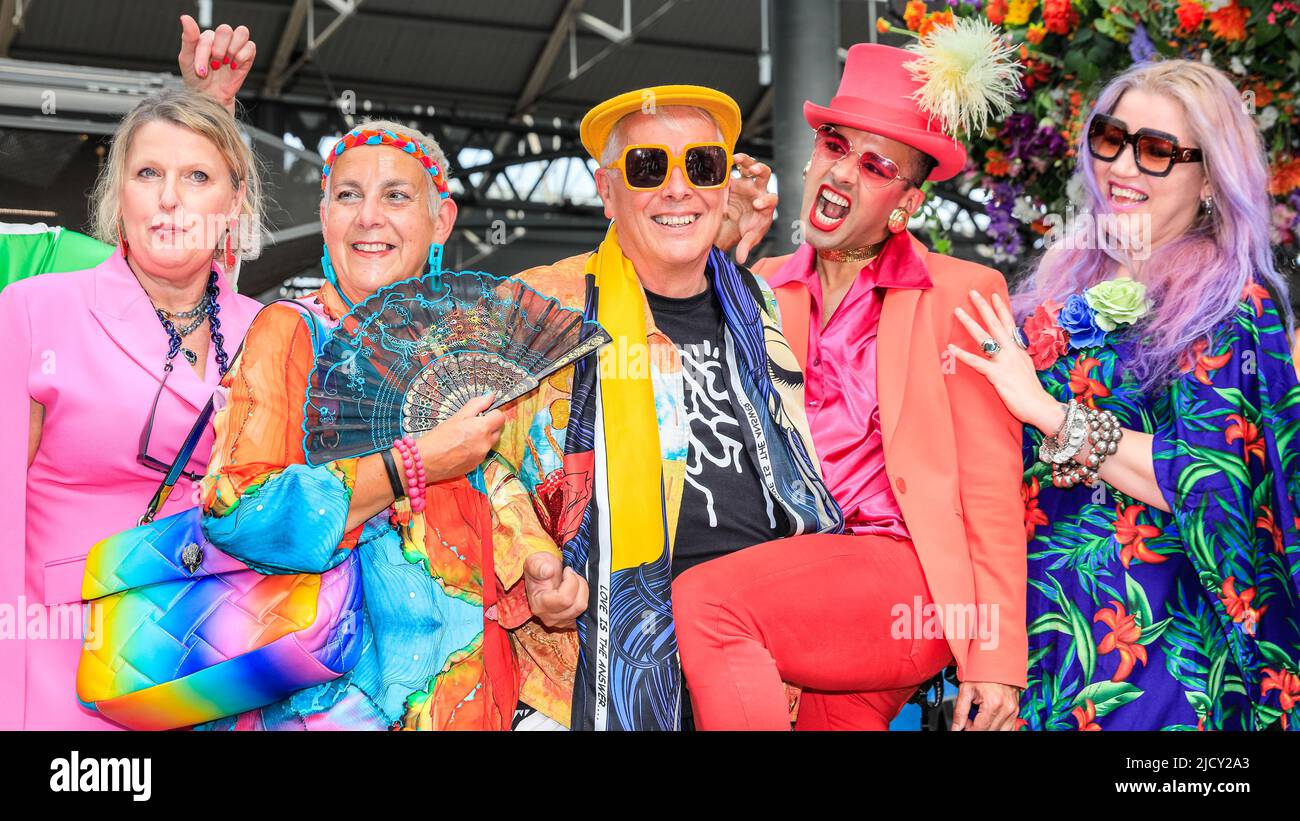 London, UK. 16th June, 2022. Participants and spectators have fun at ...
