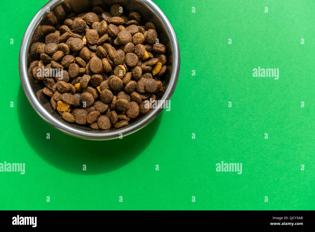 Healthy cat kibble hi-res stock photography and images - Alamy