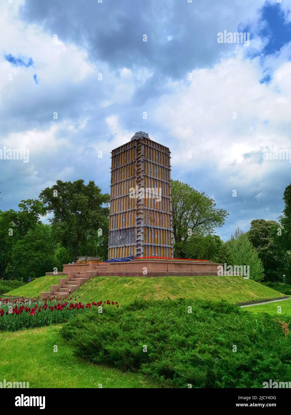 Monument to Taras Shevchenko protected from the bombing in war time ...