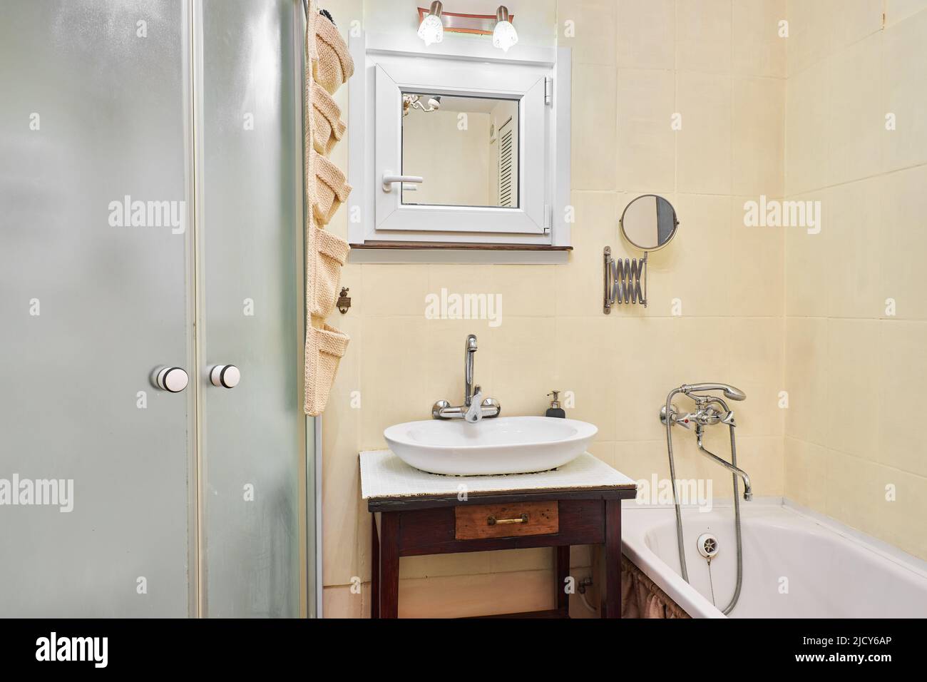 Suburban bathroom hi-res stock photography and images - Alamy
