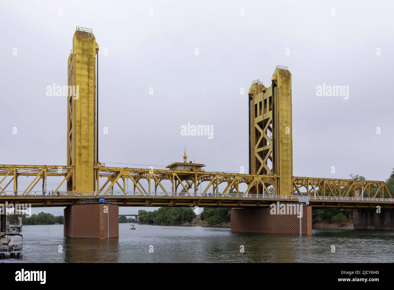Gold tower bridge hi-res stock photography and images - Alamy