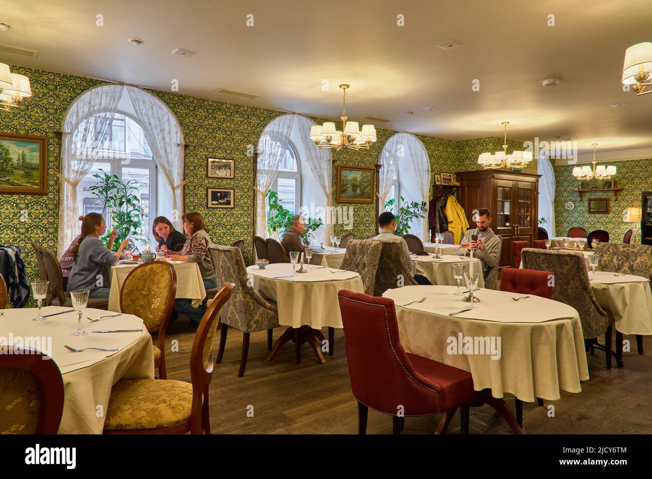 Old pub interior hi-res stock photography and images - Alamy