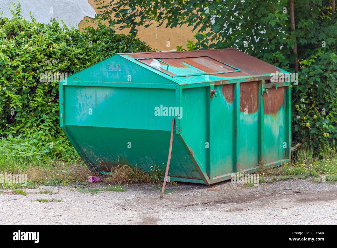 Rusty dumpster hi-res stock photography and images - Alamy