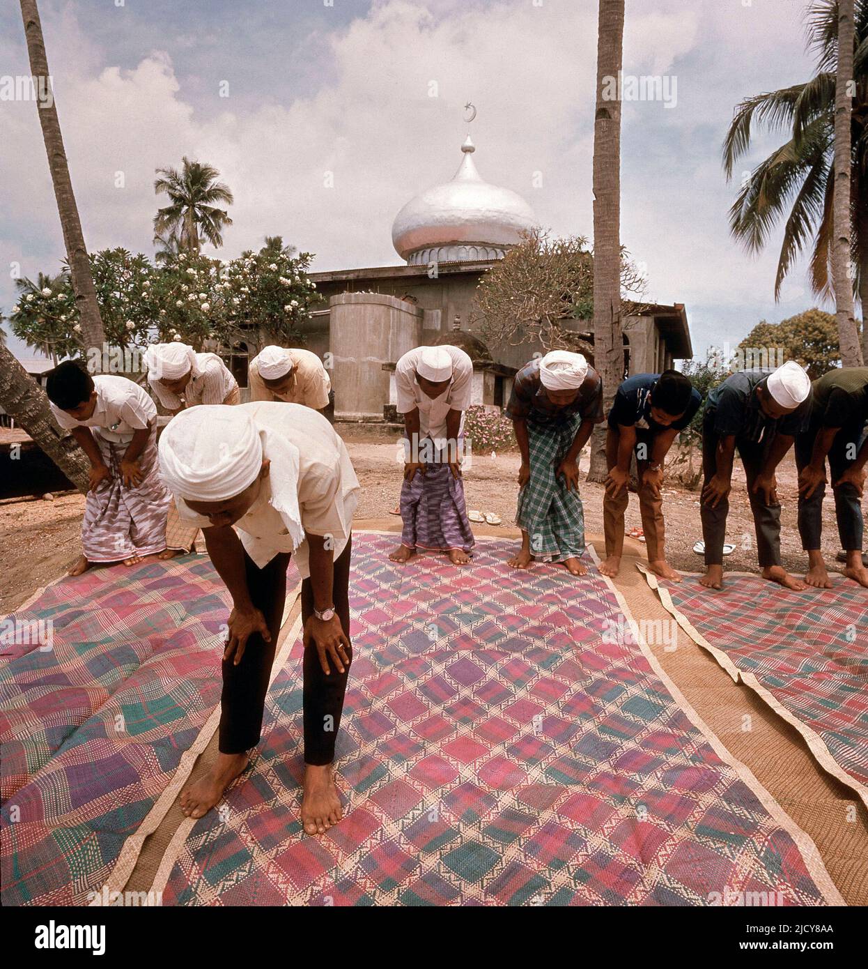 PEREGRINOS EN LA MEZQUITA DE TALAK SANGAY. Location: EXTERIOR. MINDANAO ...