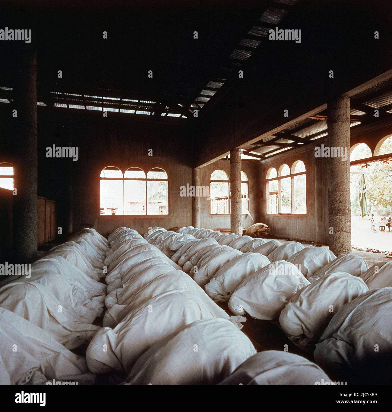 PEREGRINOS EN LA MEZQUITA DE TALAK SANGAY. Location: EXTERIOR. MINDANAO ...