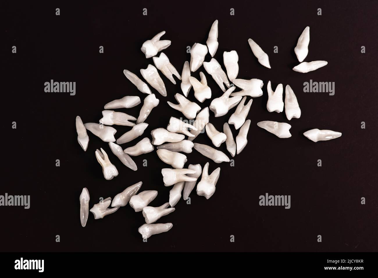 Teeth veneers install hi-res stock photography and images - Alamy