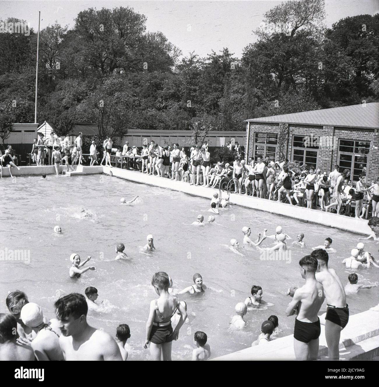 Children playing uk 1940s hi-res stock photography and images - Alamy