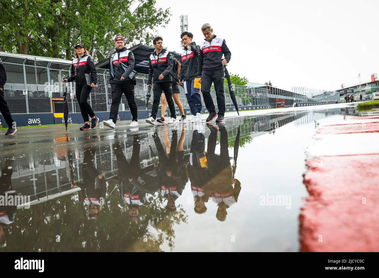 ZHOU Guanyu (chi), Alfa Romeo F1 Team ORLEN C42, BUSCOMBE Ruth ...