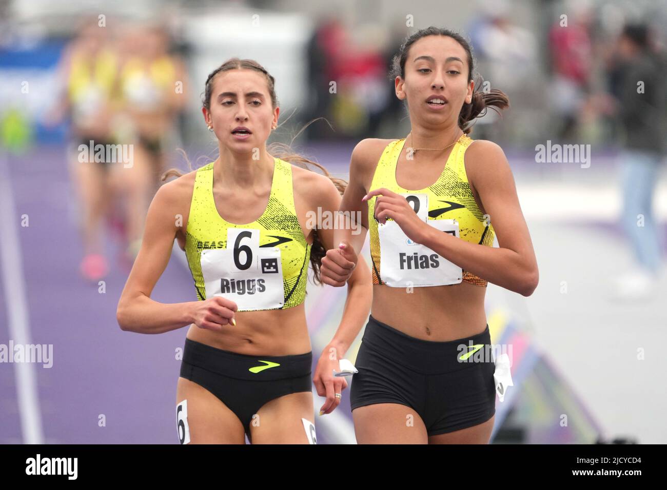 Dalia Frias of Mira Costa (Calif.), right, defeats Irene Riggs of Morgantown (WV) to win the ...