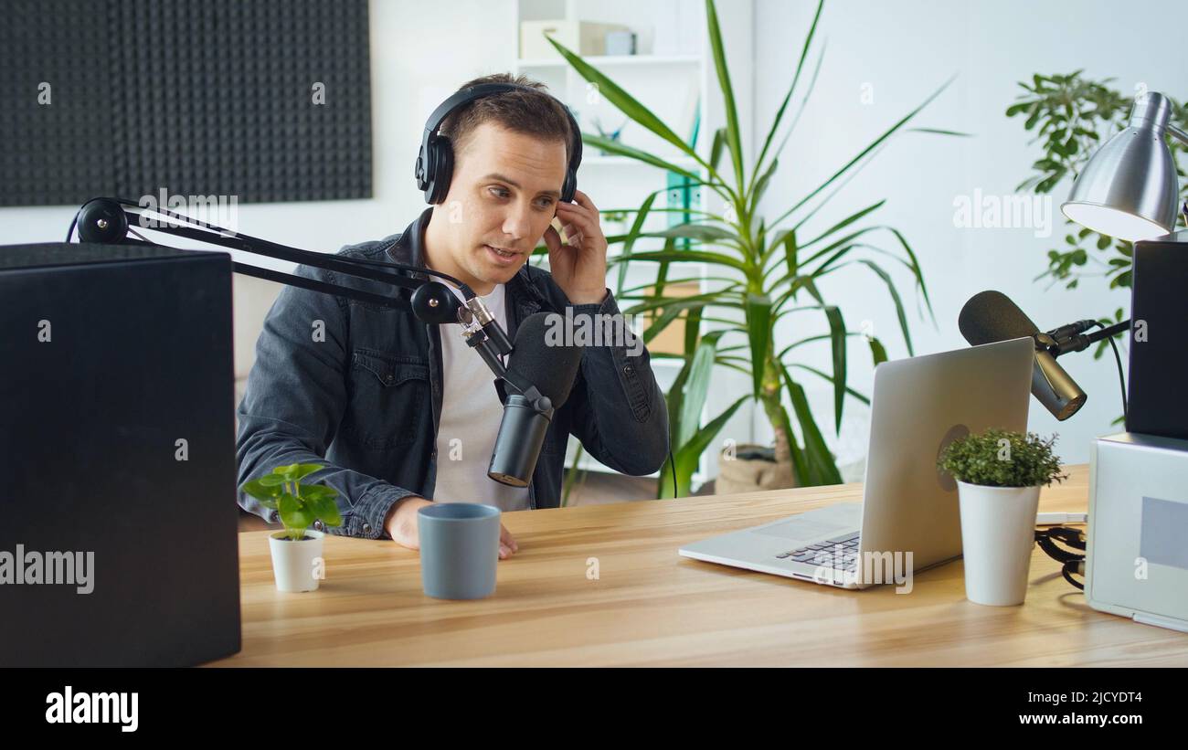 Female podcast hosts hi-res stock photography and images - Alamy