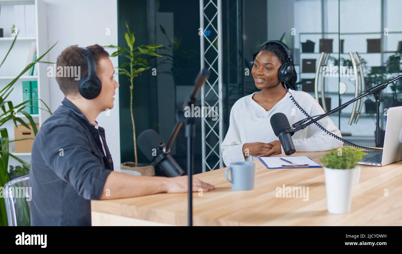 Journalist mic hi-res stock photography and images - Alamy