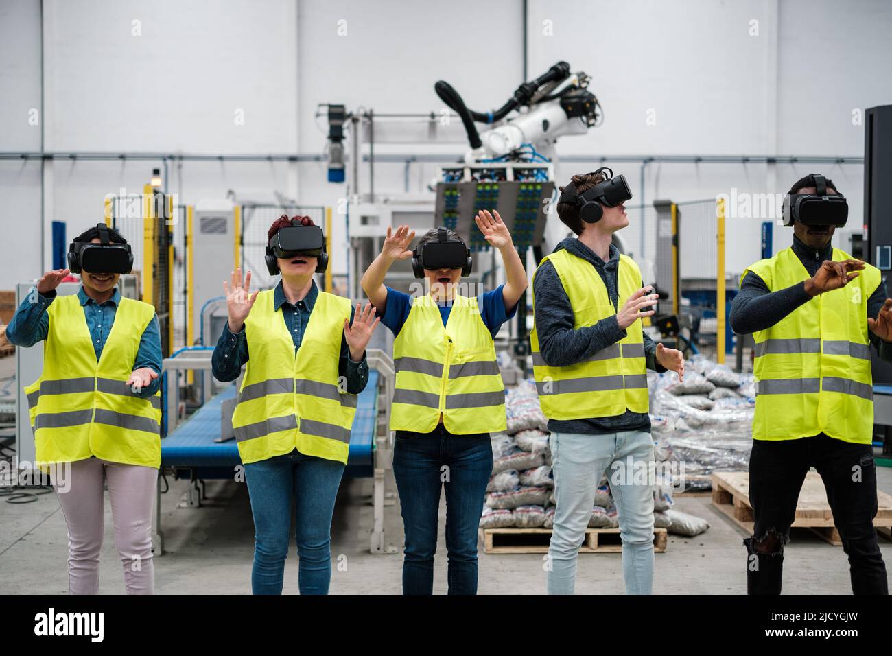 Mechanic using virtual reality hi-res stock photography and images - Alamy